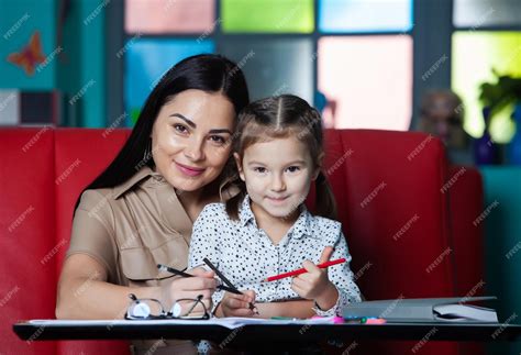 Mère Aidant Sa Fille à Faire Ses Devoirs Photo Premium
