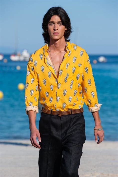 7 Ways To Wear The Perfect 70s Retro Feathered Hairstyle 70s