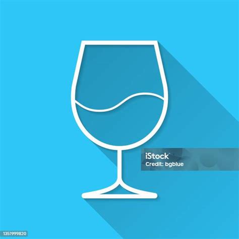 와인 잔 파란색 배경아이콘 긴 그림자가 있는 플랫 디자인 3차원 형태에 대한 스톡 벡터 아트 및 기타 이미지 3차원 형태