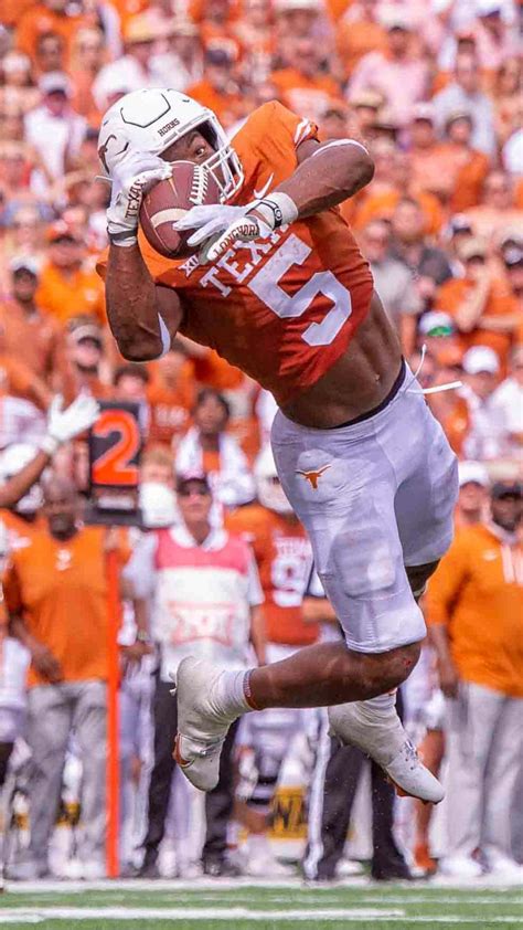 Download Bijan Robinson Texas Longhorns Football Catch Wallpaper