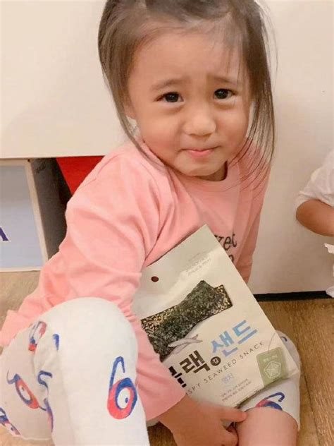贾静雯女儿咘咘长这么大了 咘咘的眼睛最漂亮，真是又大又圆！贾静雯咘咘新浪新闻