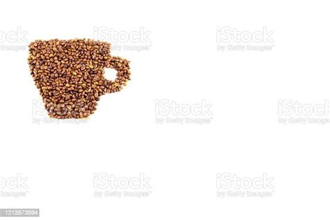 흰색 배경에 고립 된 커피 한 잔의 형태로 배치 볶은 커피 콩 0명에 대한 스톡 사진 및 기타 이미지 0명 갈색 건강한 생활방식 Istock