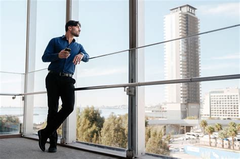 사무실 테라스에서 야외에서 스마트폰을 사용하는 젊은 사업가 2명에 대한 스톡 사진 및 기타 이미지 2명 30 34세 Brand Name Smart Phone Istock