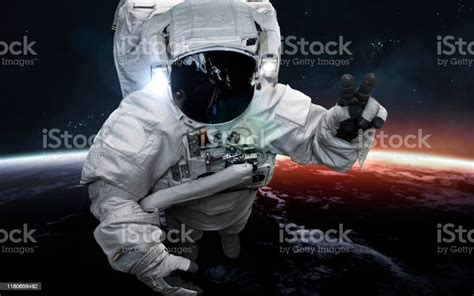 우주 유영에서 우주 비행사 공상 과학 예술 Nasa에 의해 제공이 이미지의 요소 Planetarium Building에 대한