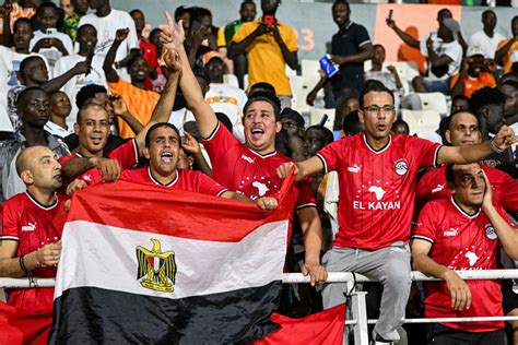 مشجعون يطالبون بإقالة مدرب منتخب مصر واستقالة اتحاد الكرة