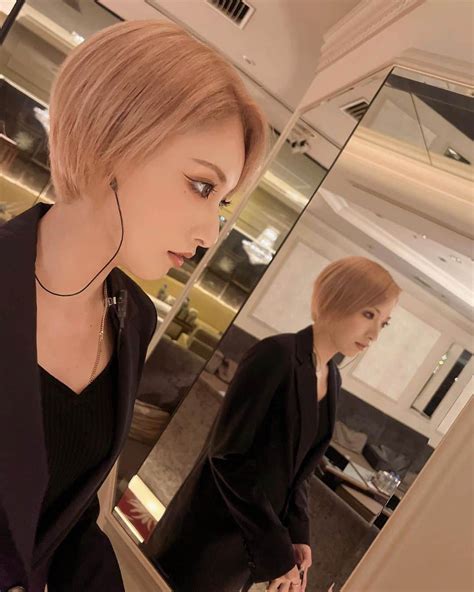 雅まことさんのインスタグラム写真 雅まことinstagram「金髪は落ち着く。 ドライヤーいつもより時間かかるけど。 すぐちぎれるけど