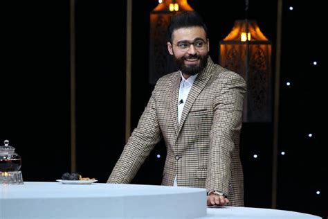 ببینید شکستن دکور برنامه تلویزیونی و سقوط مجری صداوسیما در برنامه