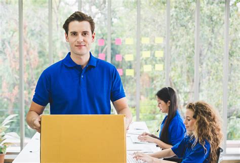 배달 사무실에서 소포 종이 상자를 들고 젊은 잘 생긴 배달 남자 단체에 대한 스톡 사진 및 기타 이미지 단체 말하기 조언 Istock