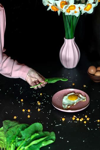 검은 색 테이블에 수선화를 배경으로 허브가있는 분홍색 접시 개념에 대한 스톡 사진 및 기타 이미지 개념 건강한 생활방식 건강한 식생활 Istock