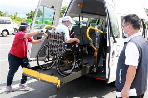 臺南市政府全球資訊網 高齡長者15日開打疫苗 南市安排接送及到宅服務足感心 黃偉哲：讓長輩都能安心接種疫苗