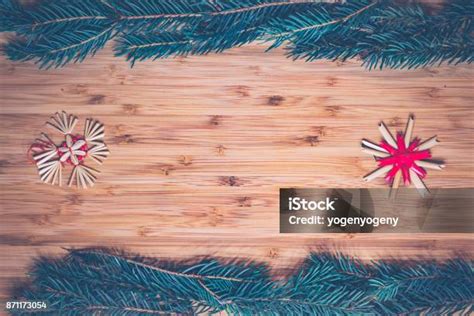 크리스마스 또는 새 해 구성 전나무 나무 배경과 텍스트 Copyspace에 분기 합니다 상위 뷰 플랫입니다 0명에 대한 스톡