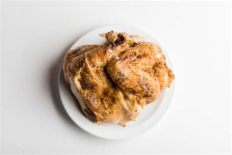 구운 닭고기 농산물 시장에서 요리하는 레스토랑 재료 흰색 배경에 촬영 농산물 시장에서 신선한 과일과 야채 요리에 사용되는