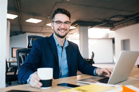 Hombre Joven En Glassess Está Trabajando En Su Lugar De Trabajo En La