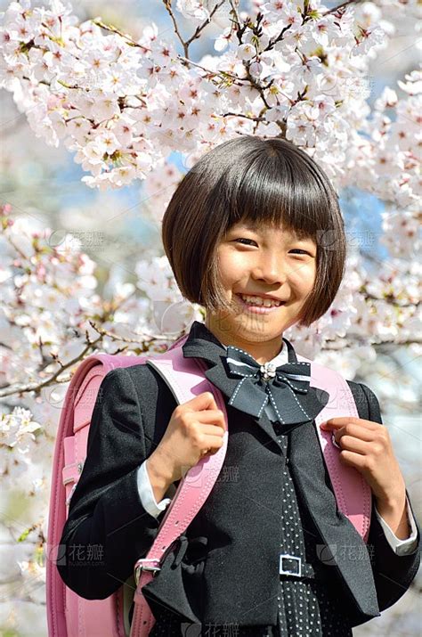 女孩和樱桃树素材 花瓣网