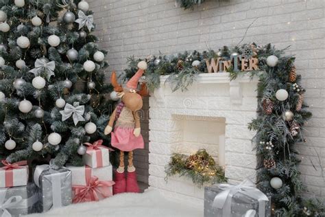 árvore De Natal Decorada Terras Prateadas Brancas Terra Firme E