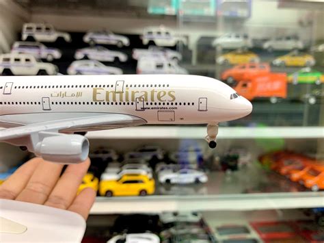 Mô Hình Máy Bay Emirates A6 Eei Airbus A380 Có Bánh Xe 20cm Mb20036