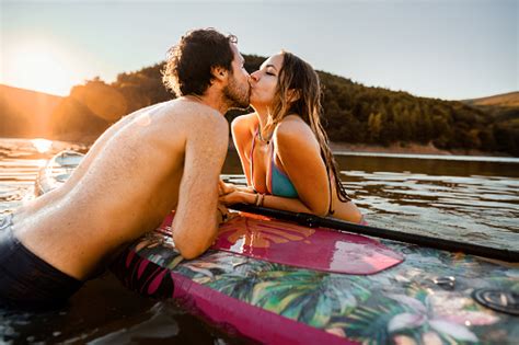 따뜻한 여름 날에 재미있는 패들 보딩을하는 모험심 많은 커플 키스에 대한 스톡 사진 및 기타 이미지 키스 키스 마크 2명