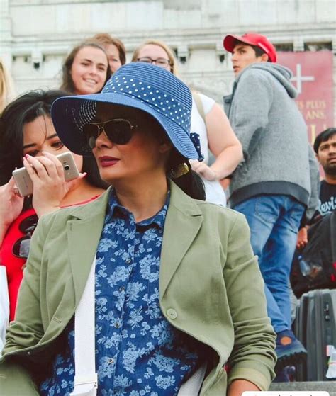 پوشش اروپایی عاطفه رضوی در خارج از کشور عکسی که عمرا بشناسیدش