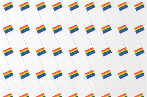 흰색 배경에 하드 그림자와 Lgtbi 커뮤니티 무지개 플래그 패턴 프라이드 데이 컨셉 0명에 대한 스톡 사진 및 기타 이미지