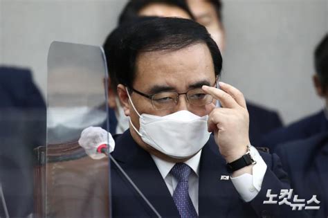 안경 고쳐쓰는 김성한 국가안보실장 노컷뉴스