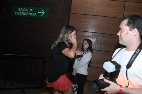 EGO Ops Fernanda Souza é pega de surpresa em show de Thiaguinho notícias de Famosos