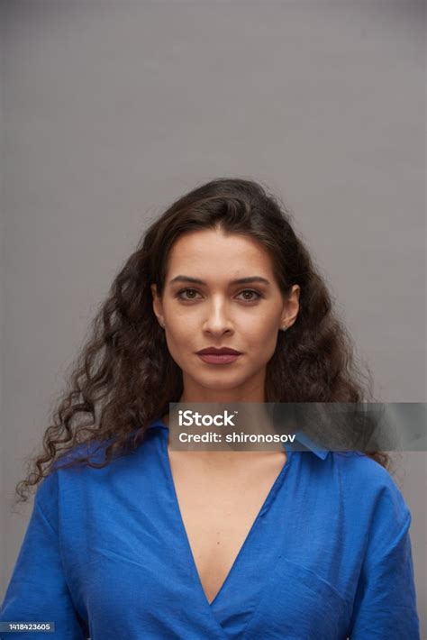 어두운 긴 물결 모양의 머리카락을 가진 젊은 아름다운 여성 패션 모델이 카메라를 바라 봅니다 25 29세에 대한 스톡 사진 및 기타 이미지 Istock