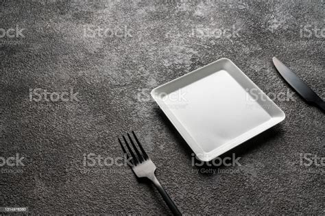 흰색 사각형 빈 접시 검은 포크와 칼 디저트를 위한 세련된 식기 테이블 설정입니다 인테리어 장식 및 디자인 복사 공간에 적합 0