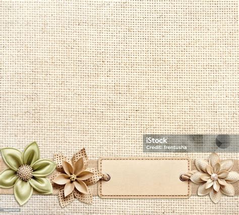 수제 펠트 꽃과 캔버스 질감에 골판지 태그가 있는 수평 배경 자연스러운 린넨 질감 배경입니다 텍스트 공간 복사 0명에 대한 스톡 사진 및 기타 이미지 Istock
