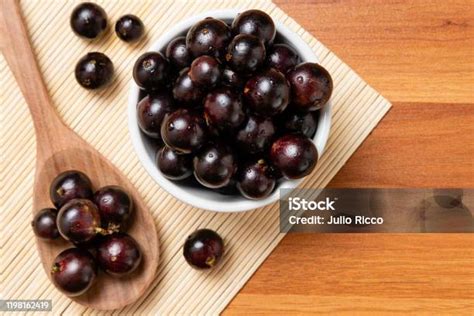 그릇과 나무 숟가락에 Jabuticaba 상단보기 자보티카바 또는 자부티카바는 브라질 의 토착 포도나무입니다 종 플리니아 콜리