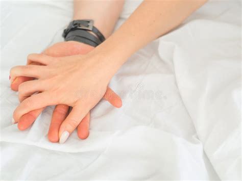 Abschluss Herauf Hände Eines Paares Machen Liebe Heißen Sex Auf Einem Bett Stockbild Bild von