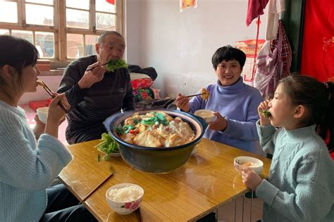 2块豆腐，1块猪肉，10种食材，满满1大锅，热气腾腾，好吃过瘾凤凰网视频凤凰网