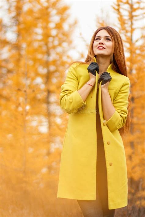 Женщина в черной кожаной куртке Стоковое Фото изображение насчитывающей джинсыы холодно