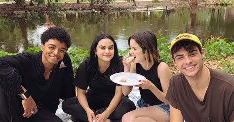 Noah Centineo E Camila Mendes Durante Os Bastidores De The Perfect Date