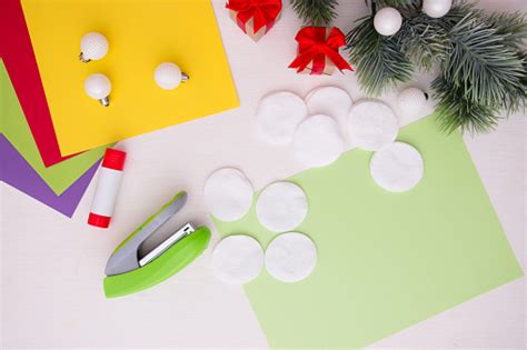 밝은 테이블에 색종이 면 패드 가위 어린이 크리스마스 공예 단계별 명령입니다 1단계 Diy에 대한 스톡 사진 및 기타 이미지