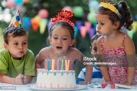 생일 파티에서 생일 촛불을 부는 소녀 가족에 대한 스톡 사진 및 기타 이미지 가족 귀여운 기 Istock