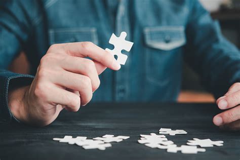 다크 우드 배경 비즈니스 솔루션 성공 및 전략 개념직소 퍼즐을 연결하는 사업가의 클로즈업 손 개념에 대한 스톡 사진 및 기타