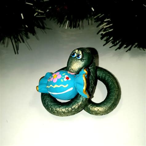 Статуэтка змея с конфетой символ 2025 года ручная работа новогодний