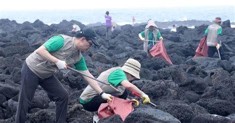 해양쓰레기 줍는 플로깅