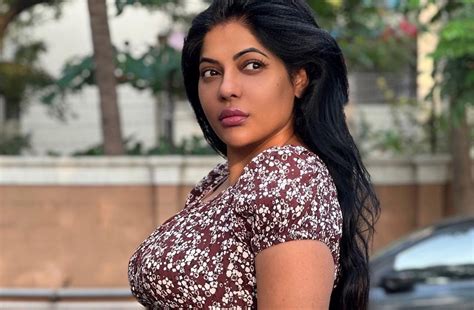 முட்டிக்கிட்டு நிக்குது முன்னழகு தூக்கி நிறுத்தி தூக்கத்தை