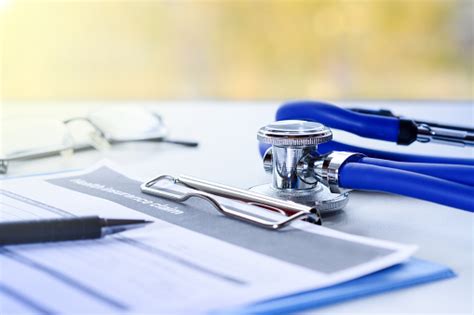 청진 기 또는 Phonendoscope 및 의료 보험 양식 안경와 사무실에서 의사 테이블에 펜을 주장 한다 생활 기획의 의료 개념입니다 창에서가 색상입니다 가을에 대한 스톡