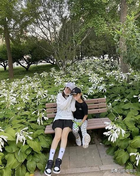 李小璐大曬女兒日常，攜帶甜馨公園遊玩，滾筒球遊戲不亦樂乎 每日頭條
