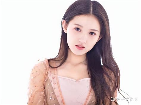 长着一张娃娃脸，充满学生气息，季美含诠释“越努力越幸运”！ 知乎