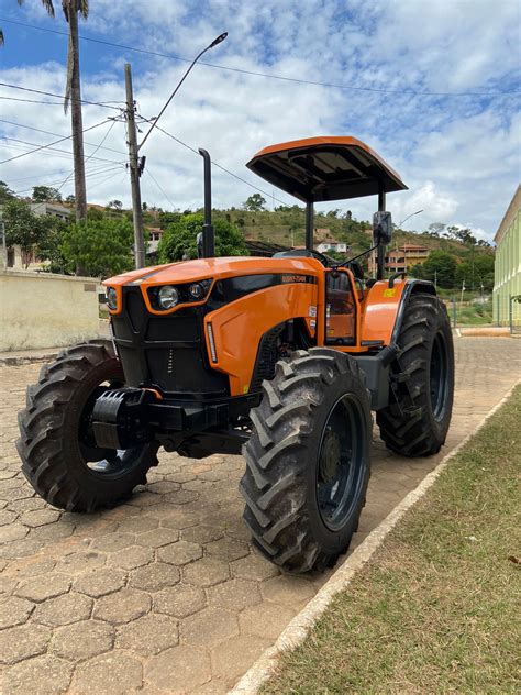 A Prefeitura de Divinolândia de Minas acaba de adquirir um novo trator