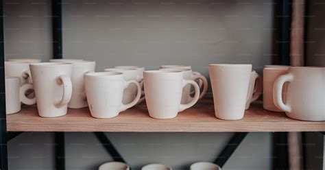 흰색 커피 잔이 가득 찬 선반 사진 Unsplash의 커피 머그잔 이미지