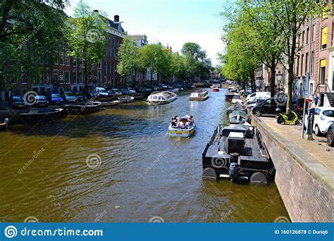 Barcos Flotantes En Un Canal De Amsterdam Foto De Archivo Editorial