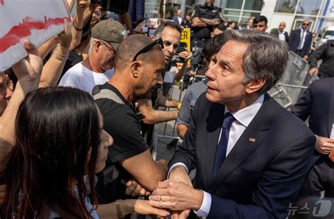 [사진] 이스라엘의 하마스 인질 가족들 손 잡은 블링컨 뉴스1