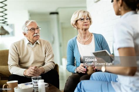 성숙한 부부는 집에서 그들을 방문하는 여성 의사와 의사 소통 3 명에 대한 스톡 사진 및 기타 이미지 3 명 가정 방문
