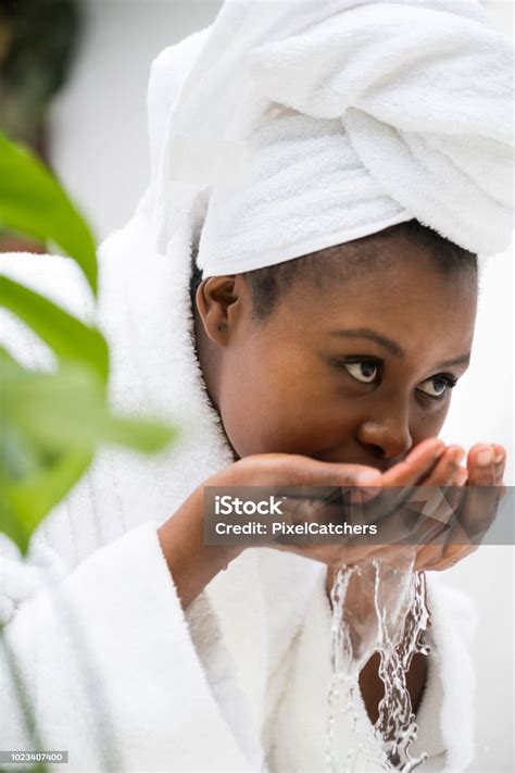 아름 다운 아프리카 여자는 욕실에서 그녀의 얼굴을 세척의 총 허리 세안에 대한 스톡 사진 및 기타 이미지 세안 자연 가정의 방 Istock