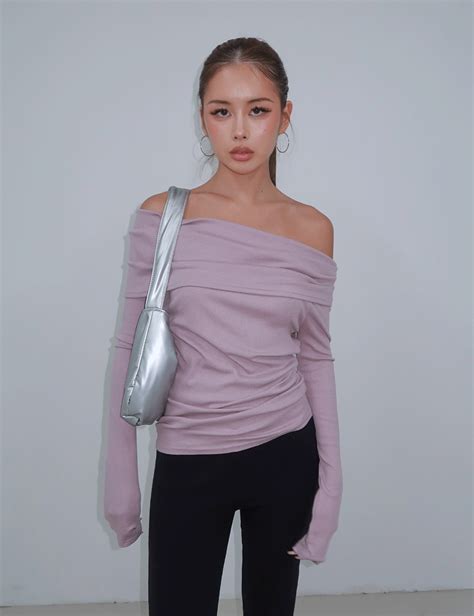 Long Sleeve Off Shoulder T 롱 슬리브 오프숄더 티 에이블리