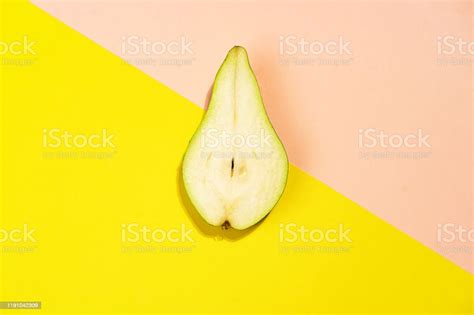 밝은 노란색과 파스텔 핑크 배경에 절반 배로 만든 창조적 인 패턴 배에 대한 스톡 사진 및 기타 이미지 배 분홍 프레임 Istock